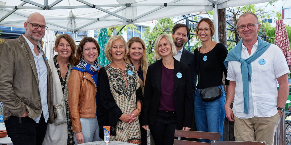 Gesprächiger Apéro am Tag nach dem Sommer - travelnews.ch