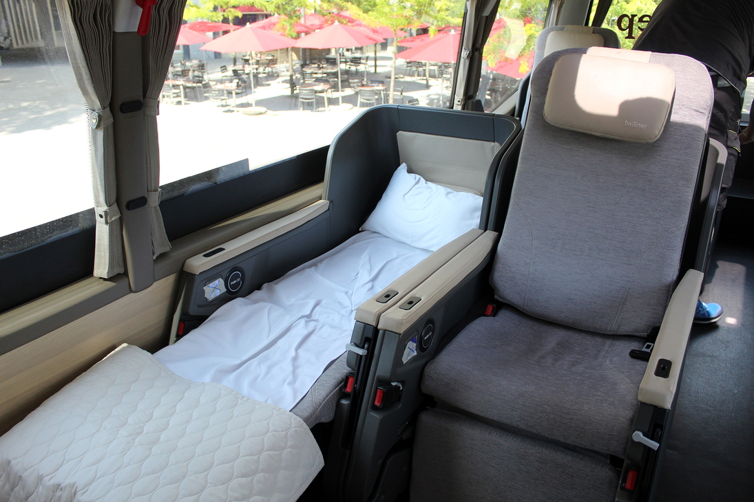 Night bus with sleeping comfort celebrates premiere in Zurich ...