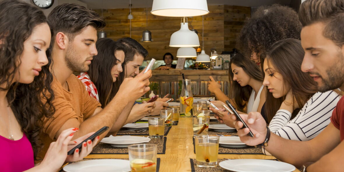 Tischmanieren, der Killer Nummer 1: das Handy - travelnews.ch